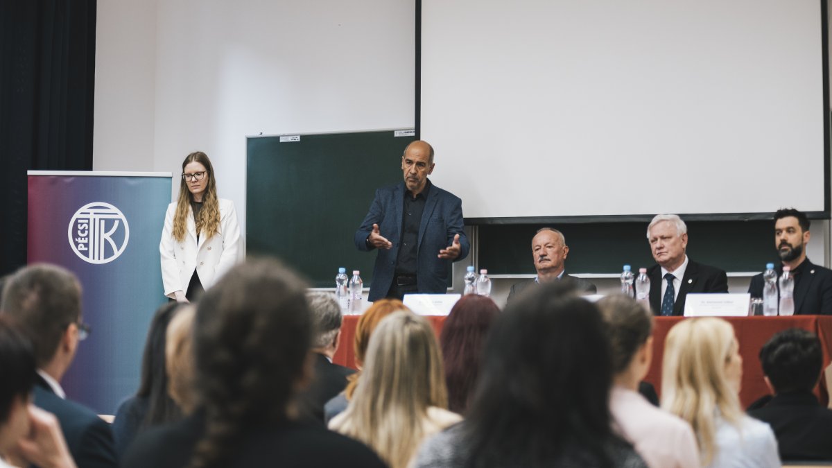 Teremavató Jakab Ferenc emlékére | Hírek | PTE TTK